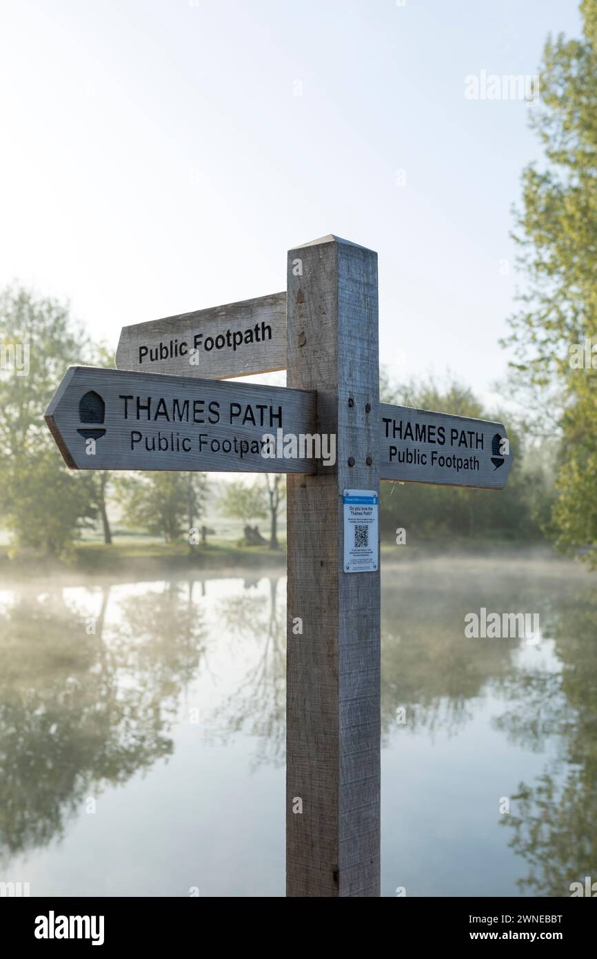 Thames path signage near Fiddlers Island, Oxford Stock Photo - Alamy