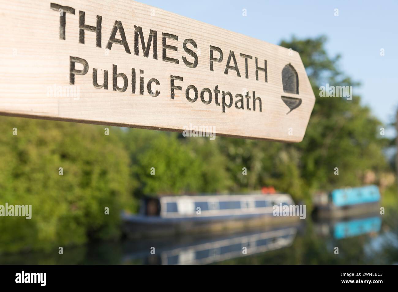 Thames canal path sign hi-res stock photography and images - Alamy