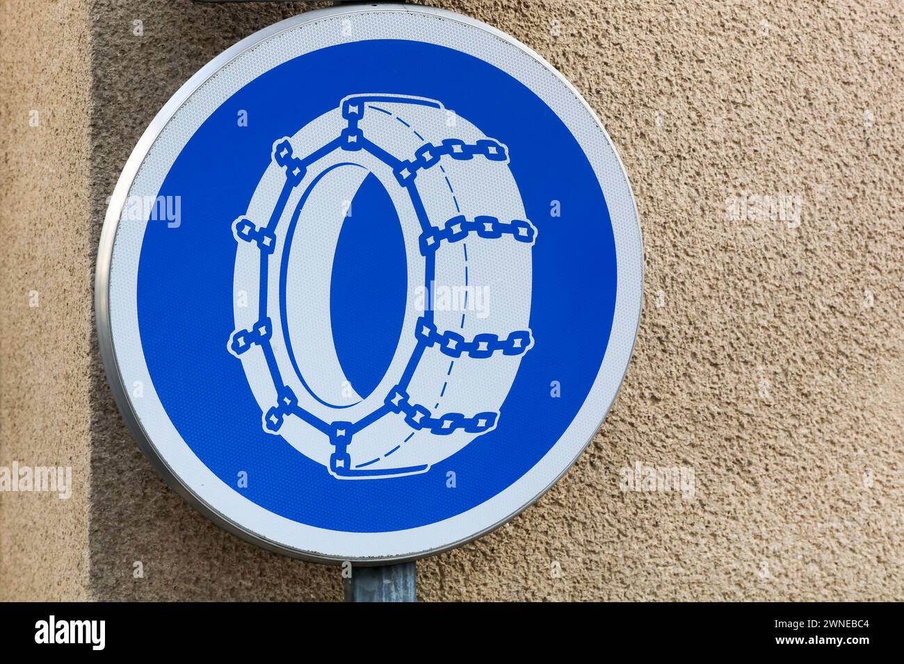 Sign road chains tire hi-res stock photography and images - Alamy