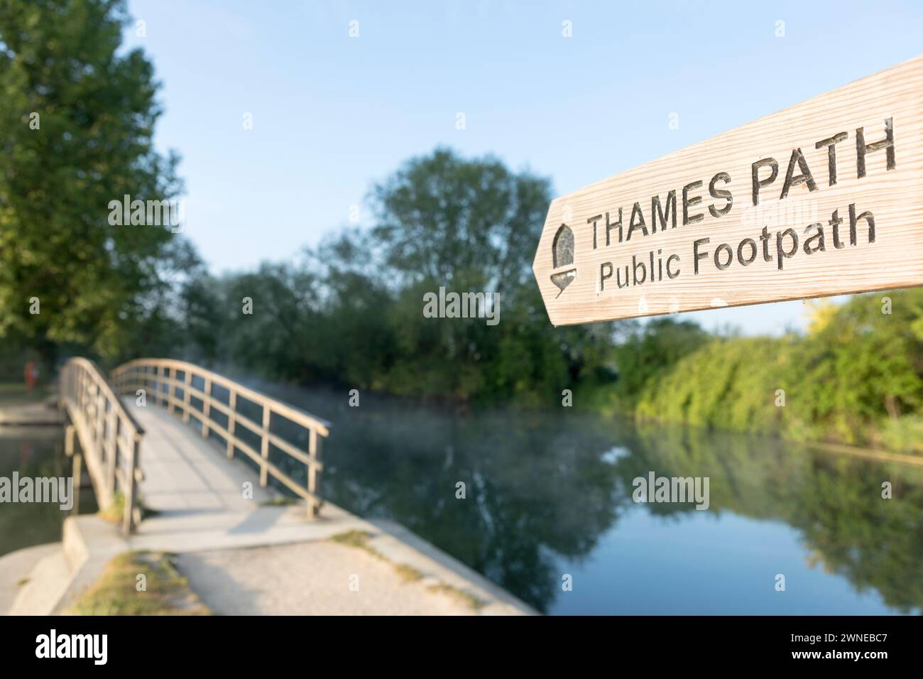 Thames Path signage near Fiddlers creek, Oxford Stock Photo - Alamy