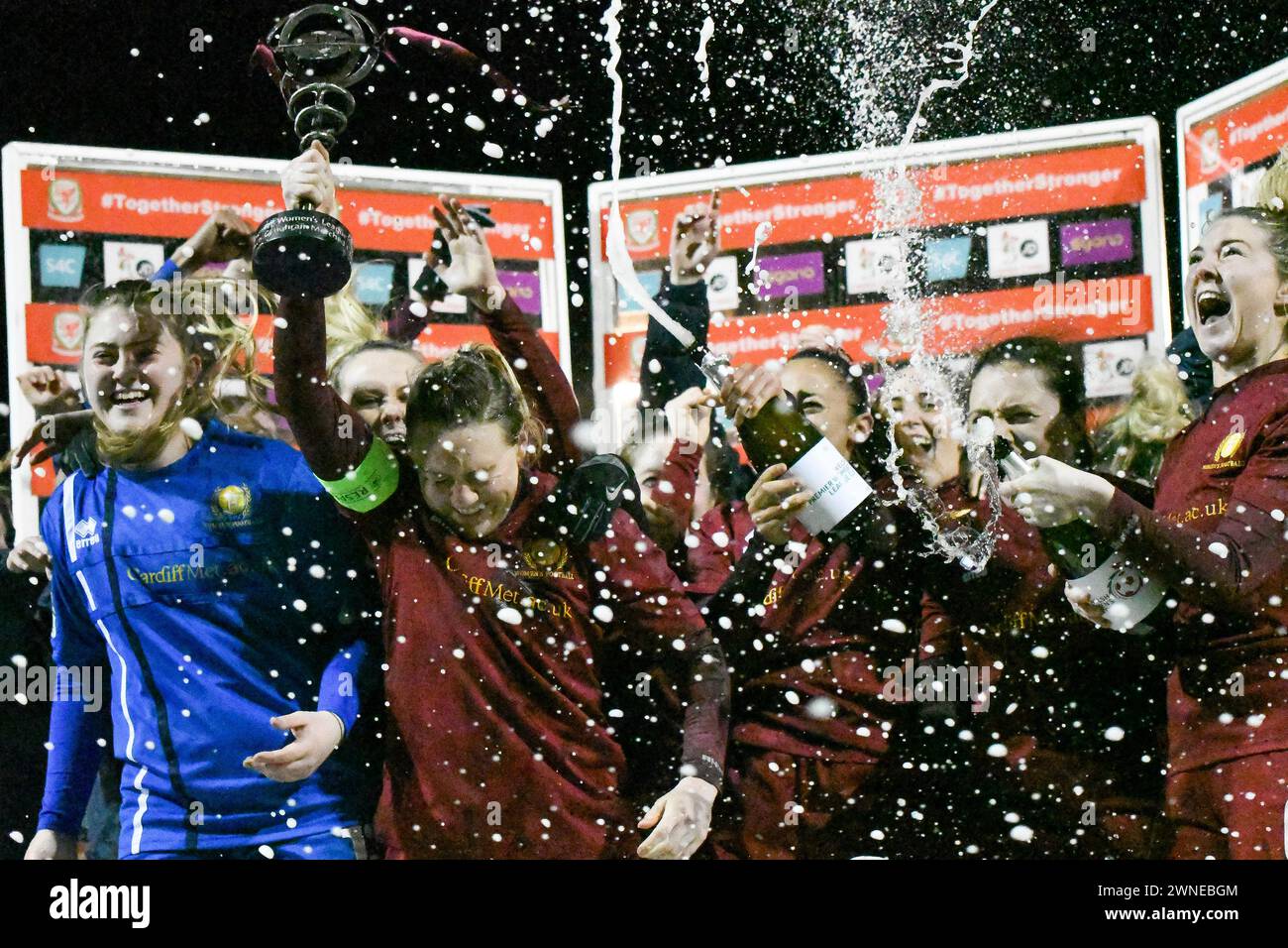 Lifts premier league trophy hi-res stock photography and images - Alamy