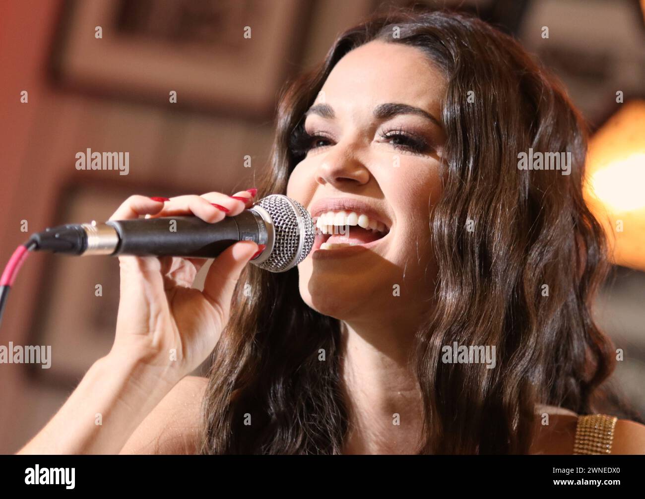 Countrysängerin Hannah Ellis beim C2C 2024 in Berlin Auftritt beim ...