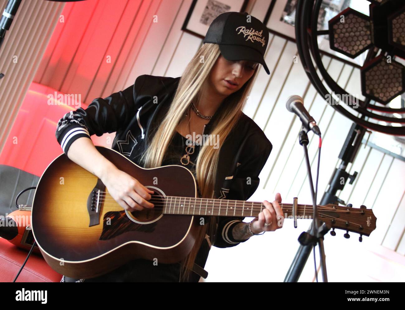 Countrysängerin Alli Walker beim C2C 2024 in Berlin Auftritt beim ...