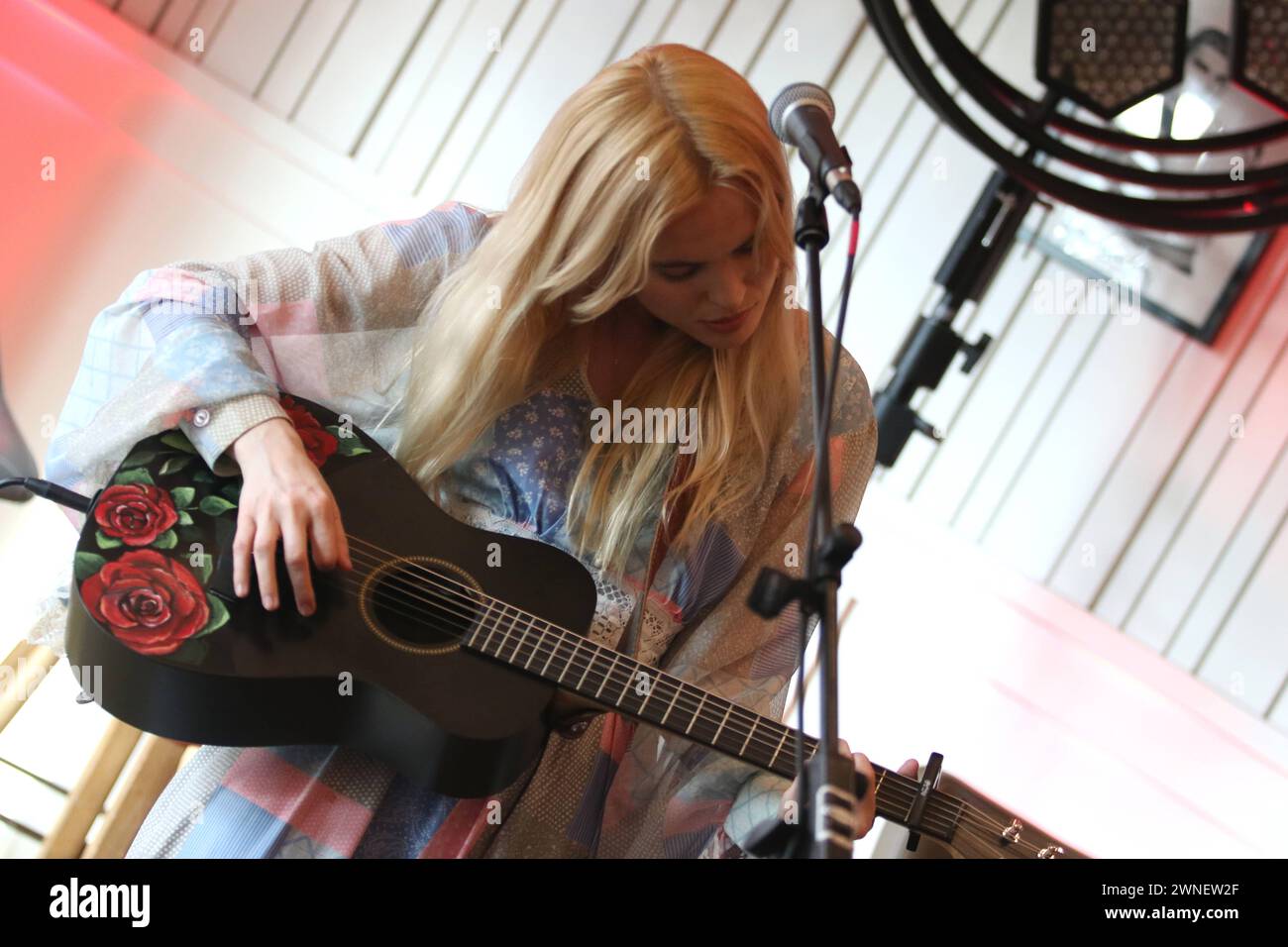 Countrysängerin Zandi Holup beim C2C 2024 in Berlin Auftritt beim ...