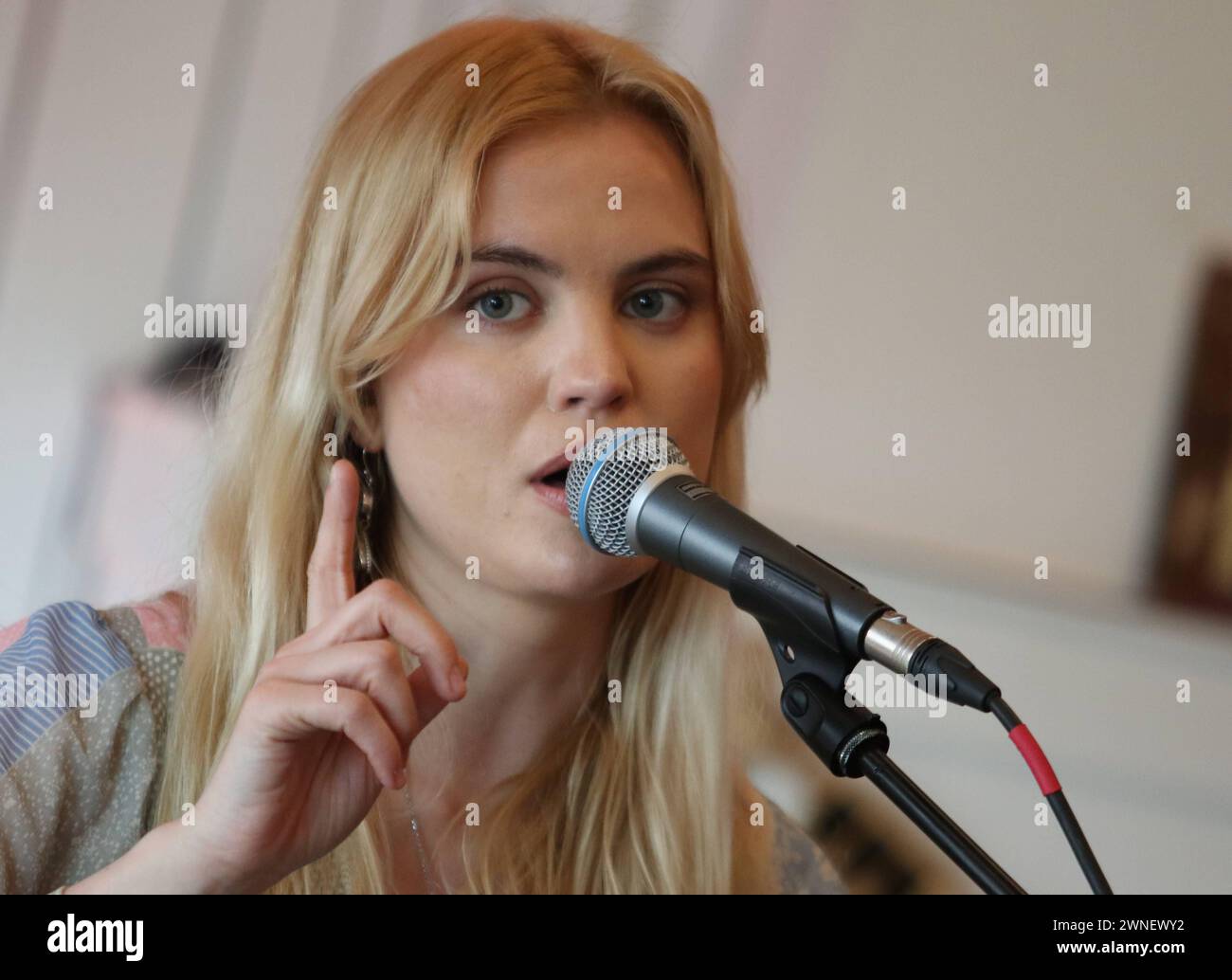 Countrysängerin Zandi Holup beim C2C 2024 in Berlin Auftritt beim ...