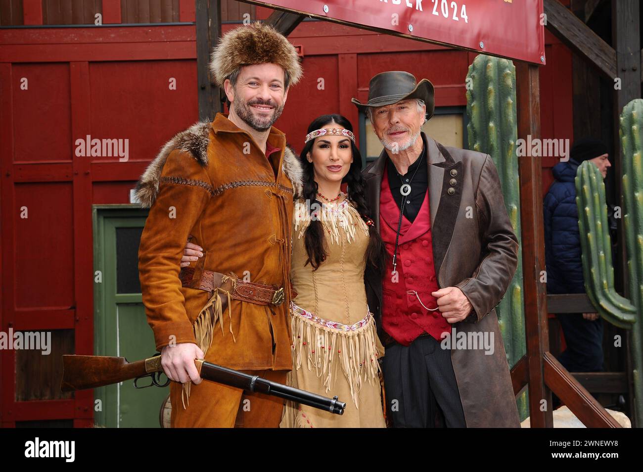 Jan Hartmann Als Old Firehand , Sila Sahin Als die Häuptlingstochter ...