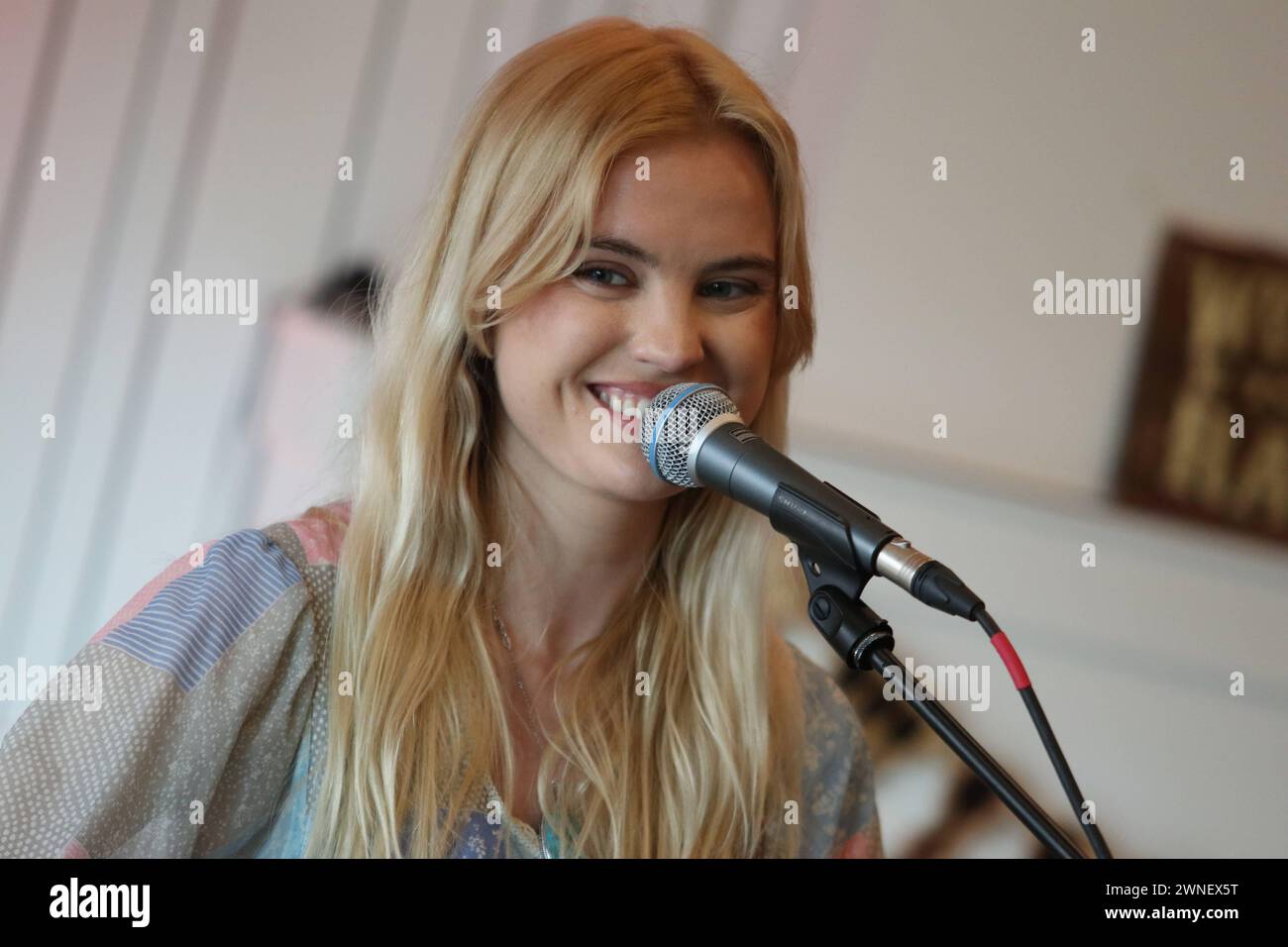 Countrysängerin Zandi Holup beim C2C 2024 in Berlin Auftritt beim ...