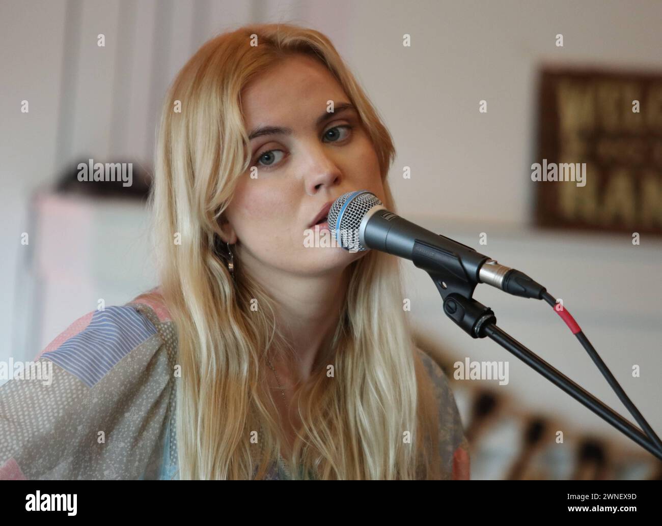 Countrysängerin Zandi Holup beim C2C 2024 in Berlin Auftritt beim ...