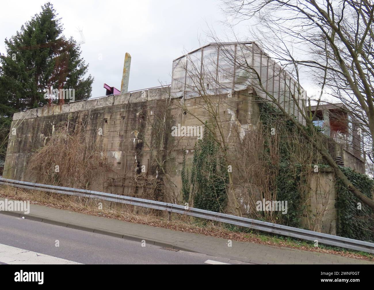 Alter Weltkriegsbunker als Theater und Atelier des Kuenstlerpaares ...