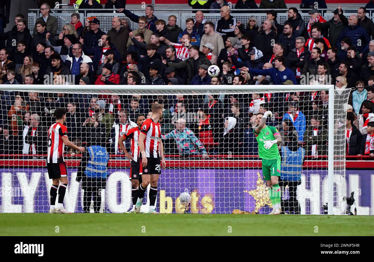 Flekken brentford reacts hi-res stock photography and images - Alamy