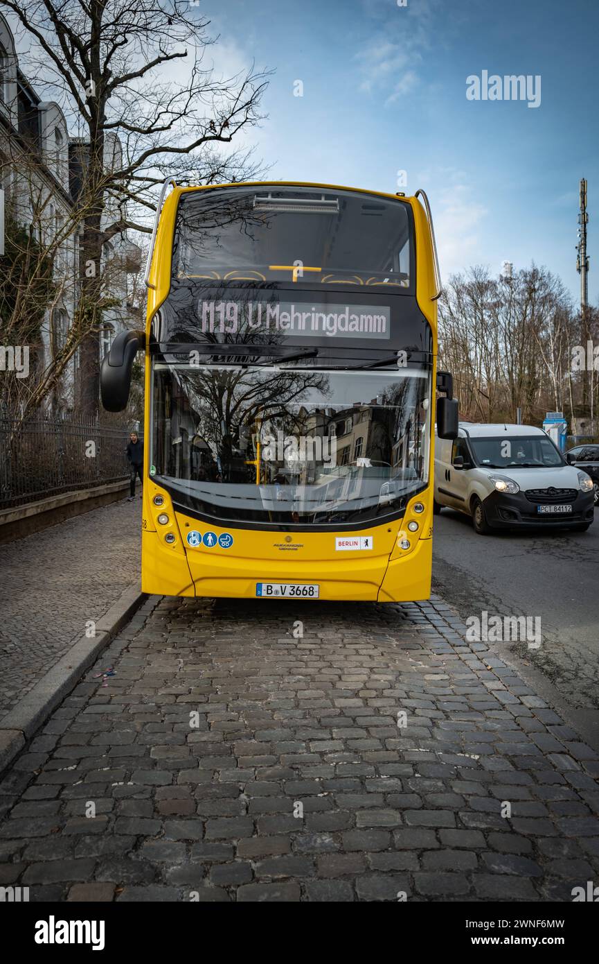 Berlin BVG: gelber Doppeldecker / Doppeldeckerbus, Bus - 02.03.2024 ...