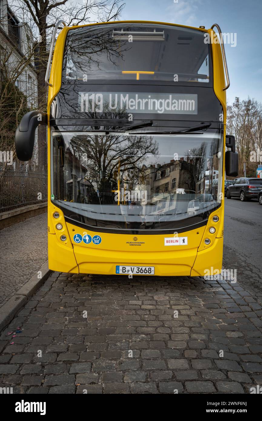 Berlin BVG: gelber Doppeldecker / Doppeldeckerbus, Bus - 02.03.2024 ...