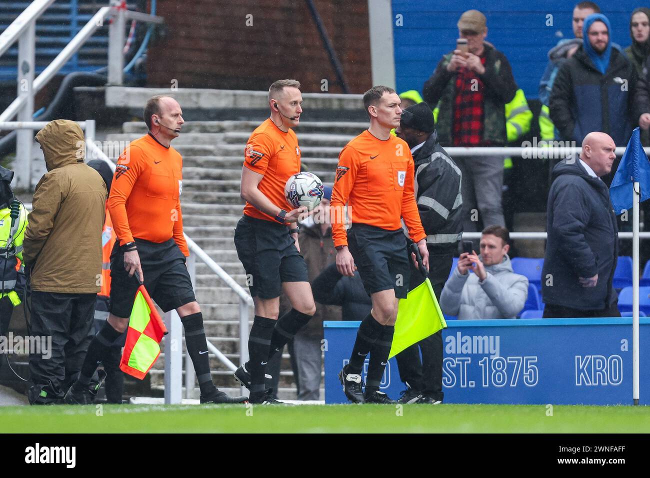 Match referee james bell hi-res stock photography and images - Alamy