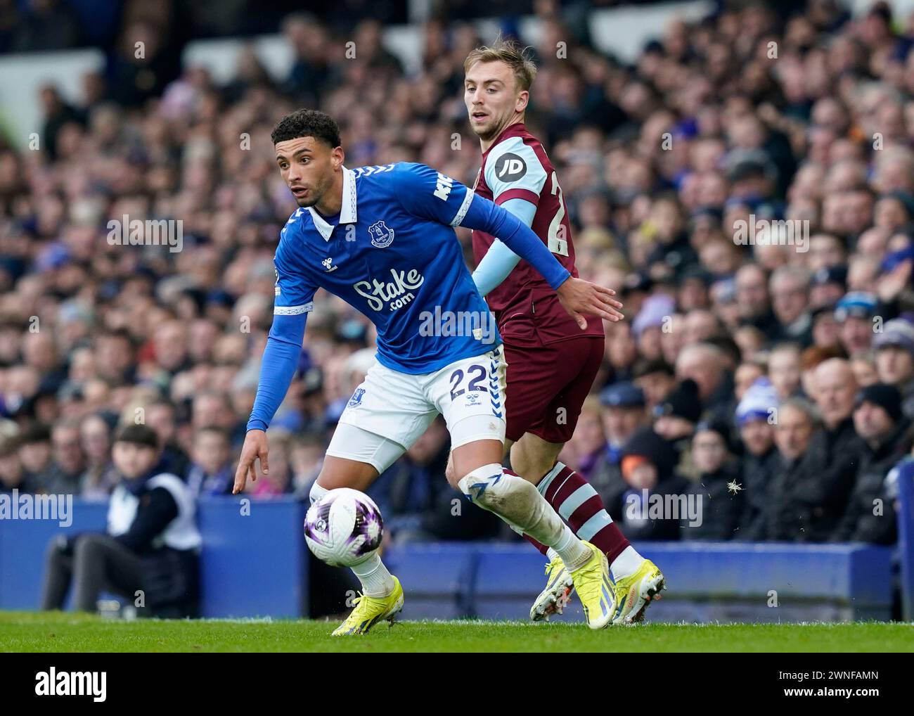 Liverpool, UK. 2nd Mar, 2024. Ben Godfrey of Everton tussles with ...