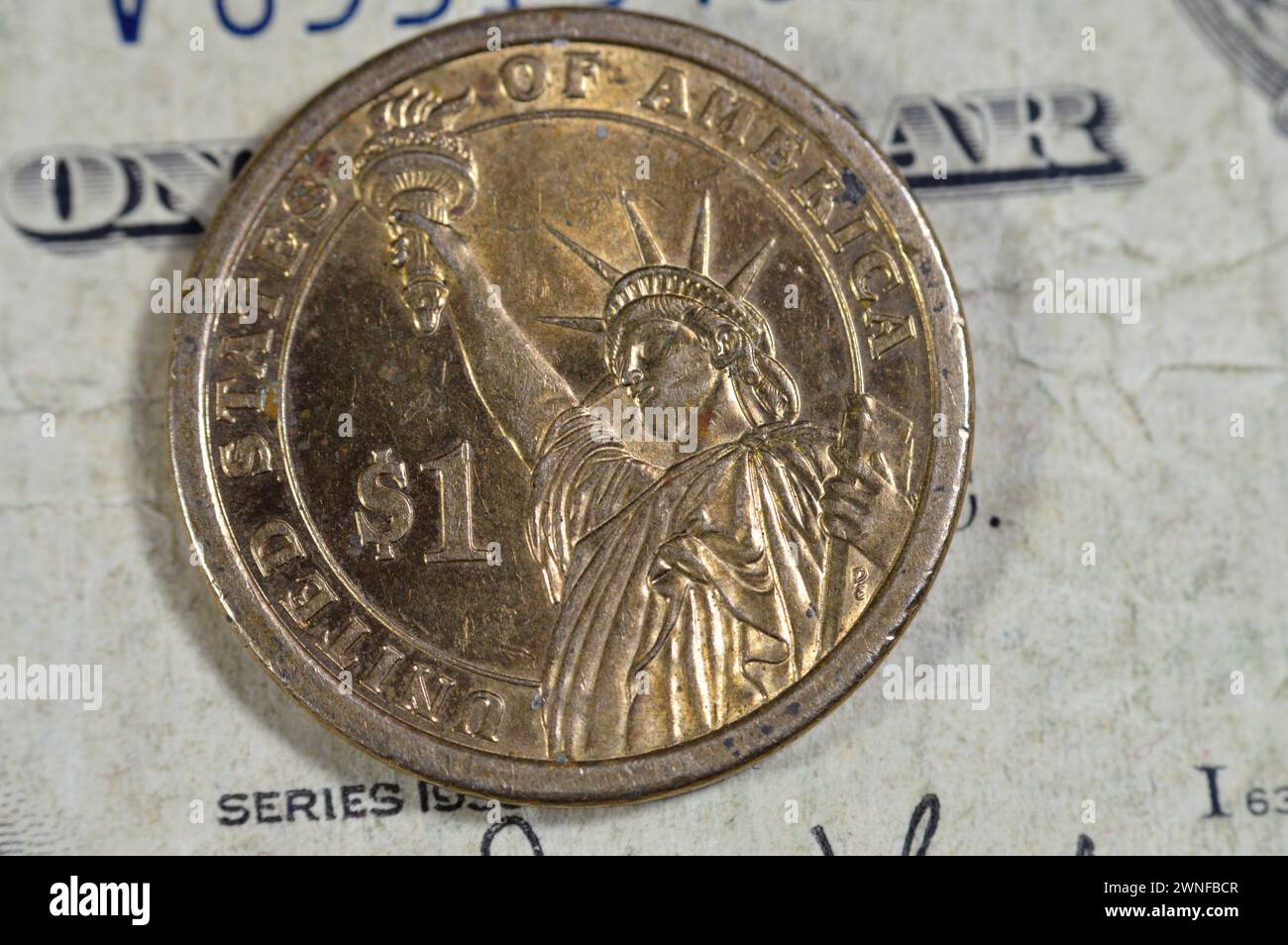 The Statue of Liberty on the reverse side of one American commemorative ...