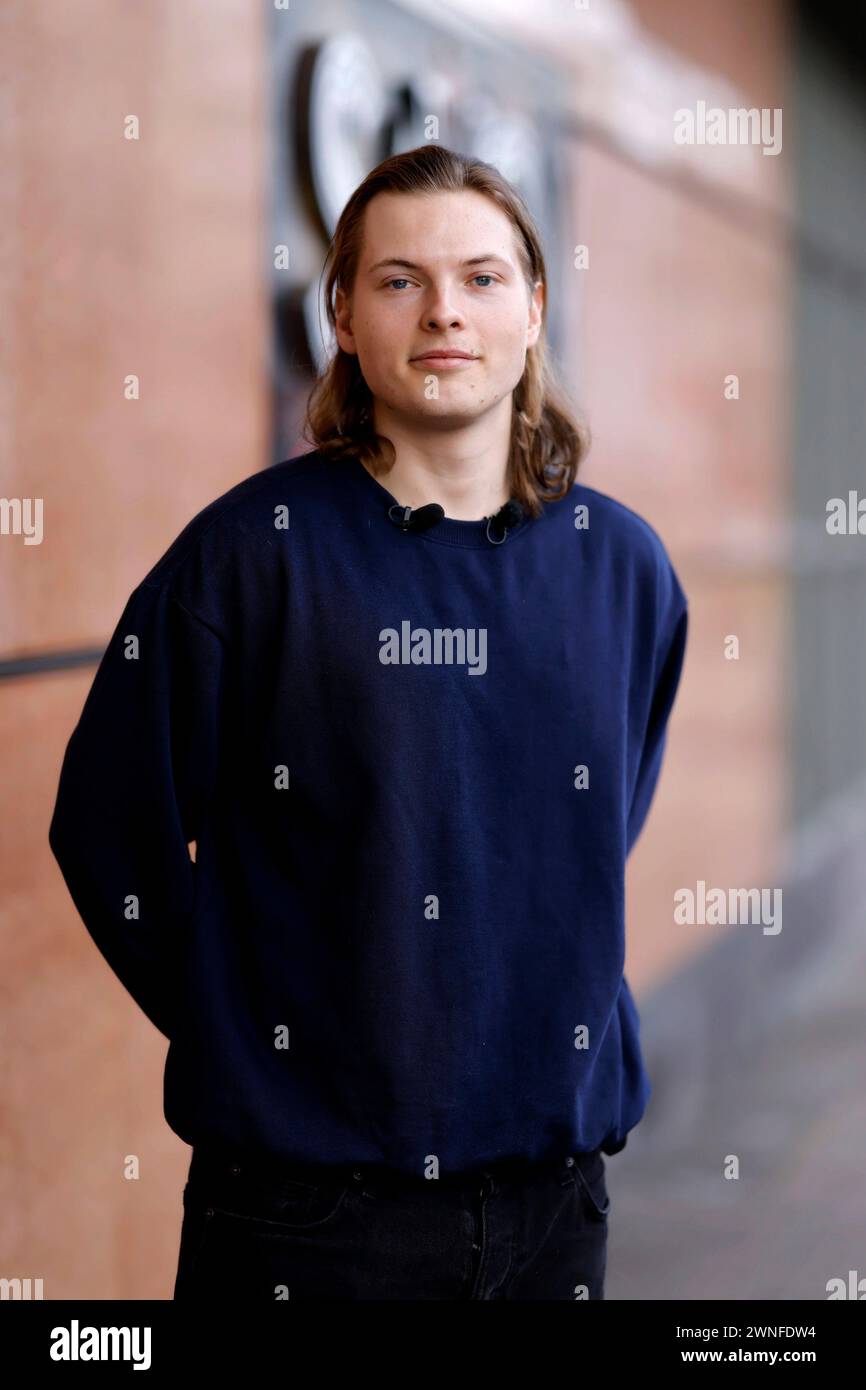 Sänger Gabriel Kelly vor der Abfahrt zur 2. Show der 17. Staffel der ...