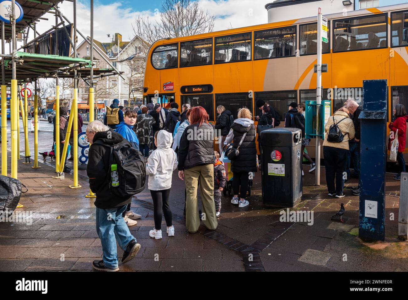 Queue people waiting bus stop hi-res stock photography and images - Alamy