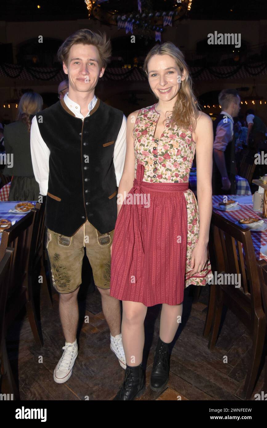 Adrian Braeuning Schauspieler Julia Gruber Schauspielerin Muenchen 01. ...