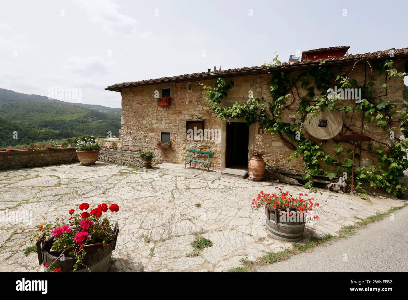 farmhouse in rural landscape, Tuscany, Italy Stock Photo - Alamy