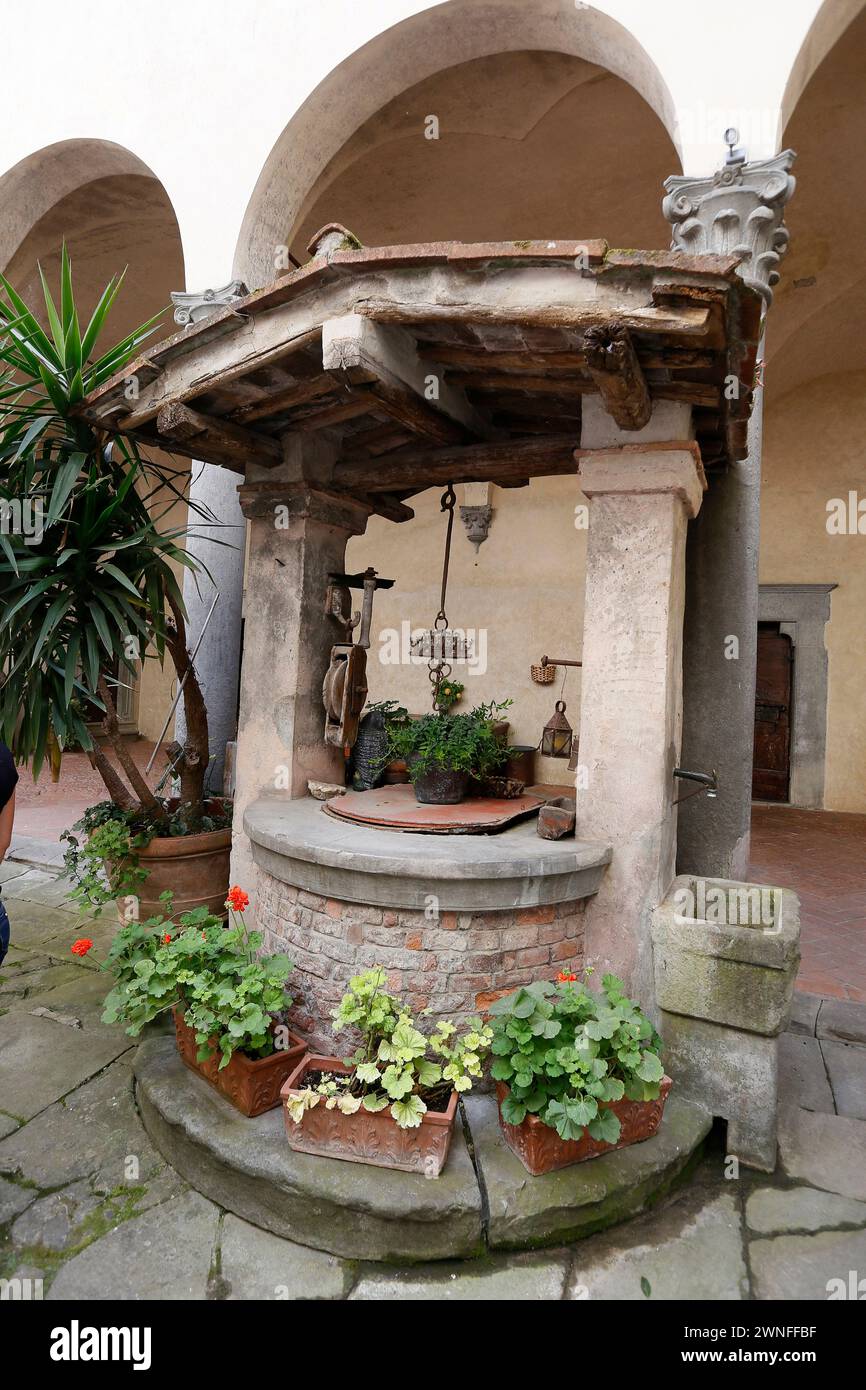 Old farmhouse water well hi-res stock photography and images - Alamy