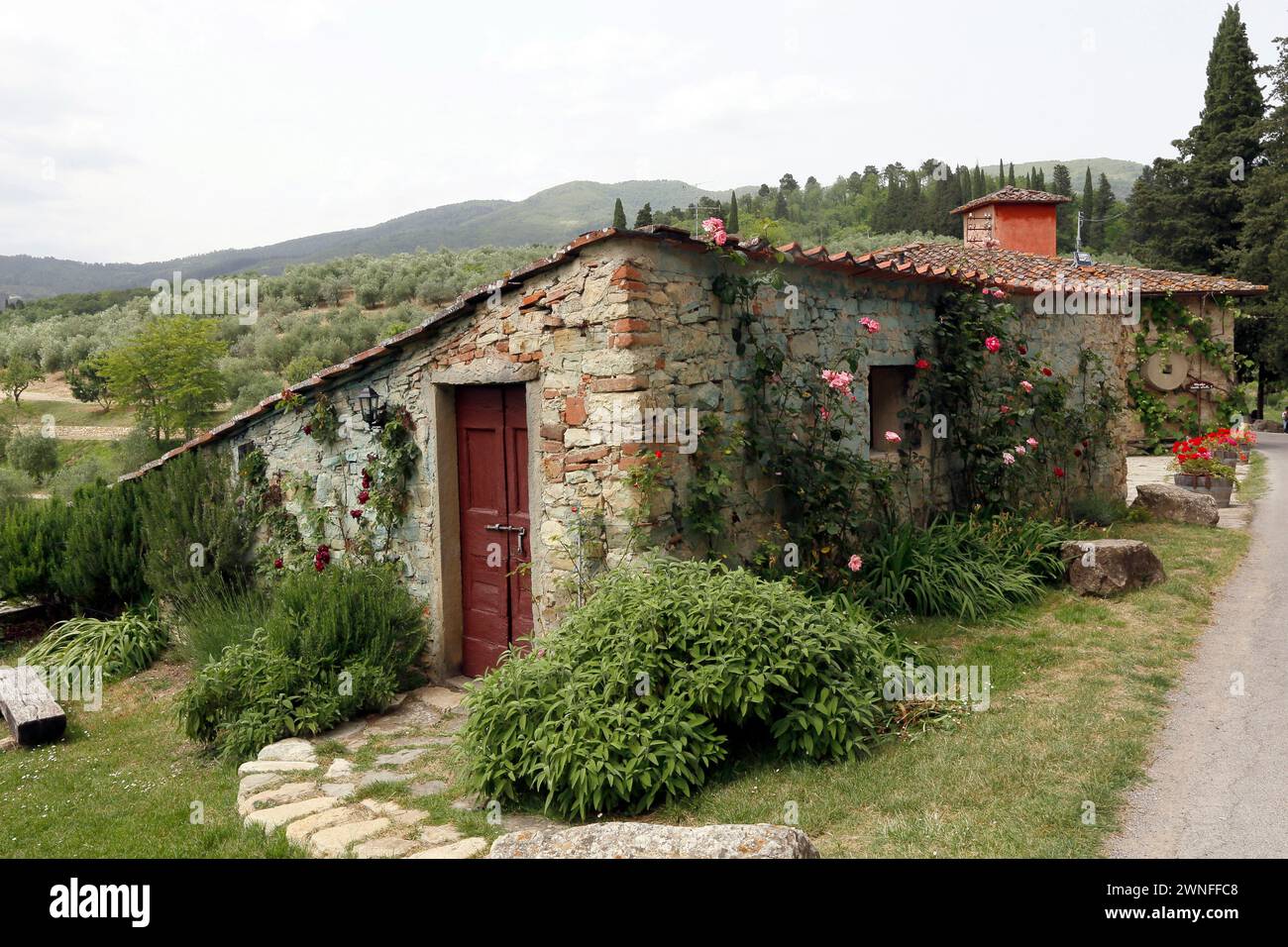 farmhouse in rural landscape, Tuscany, Italy Stock Photo - Alamy