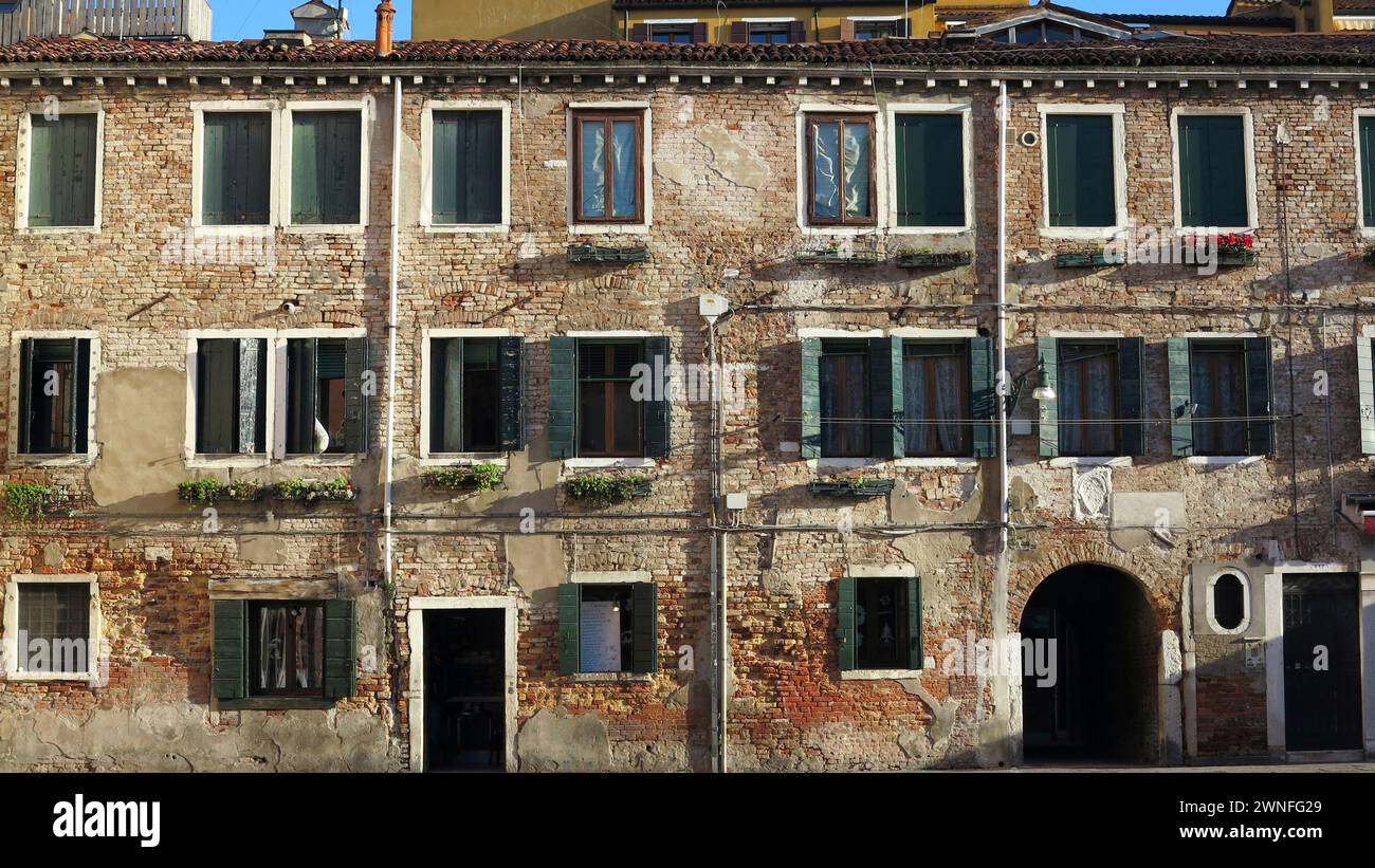 Exterior facade typical roman hi-res stock photography and images - Alamy
