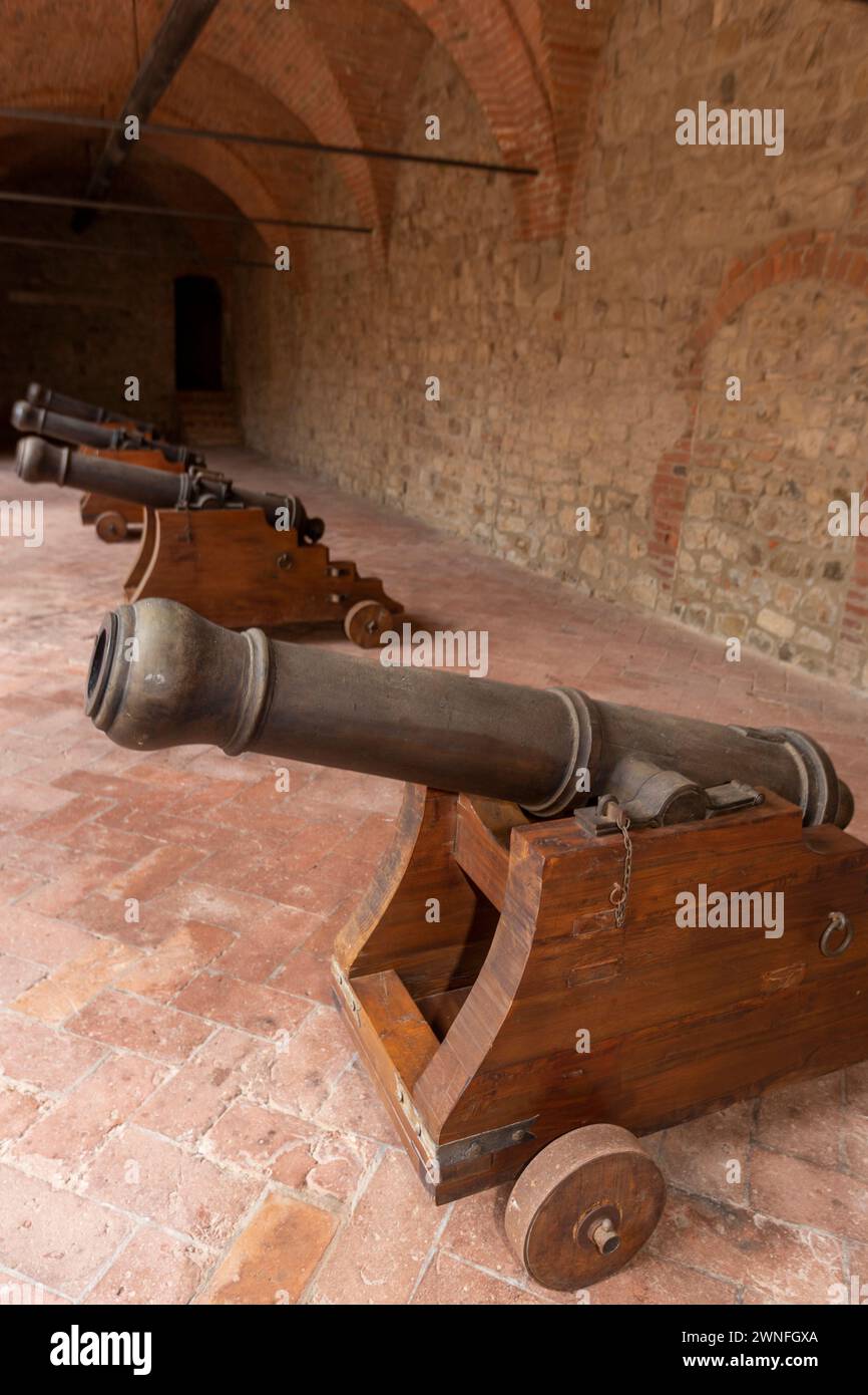 Medieval cannons hi-res stock photography and images - Alamy