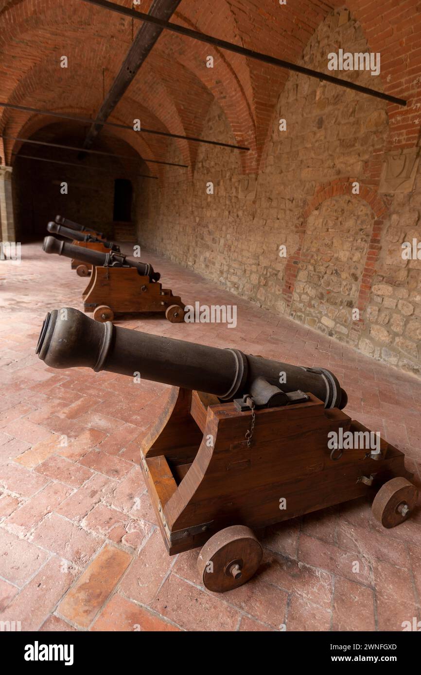 Medieval cannons hi-res stock photography and images - Alamy
