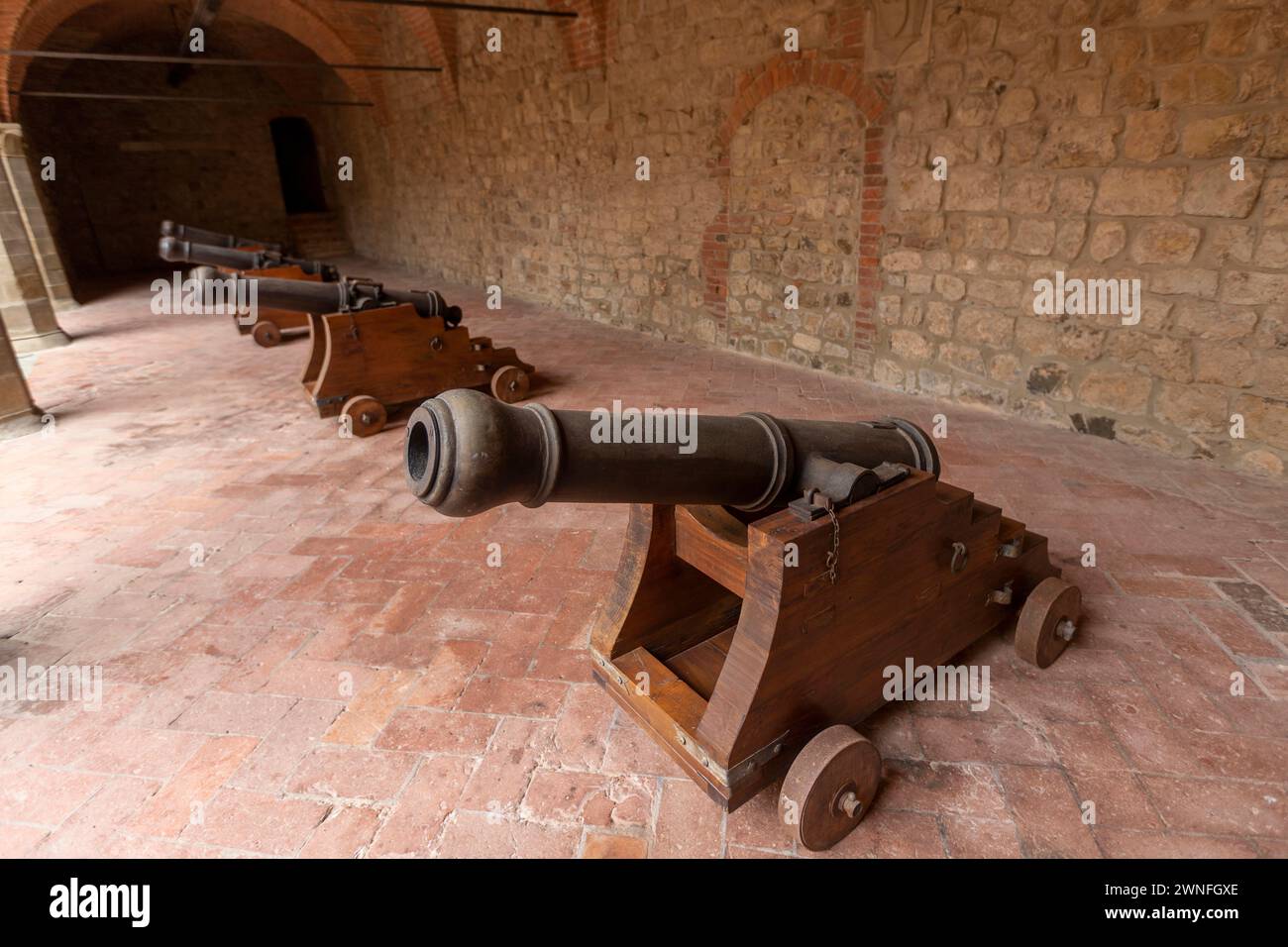 Medieval cannons hi-res stock photography and images - Alamy