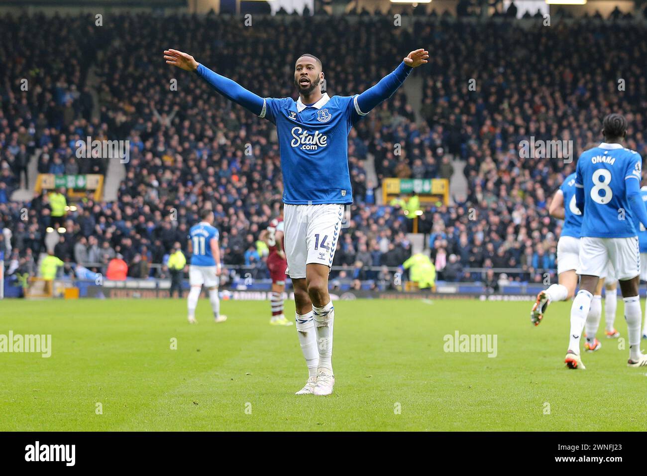 Beto of Everton celebrates after scoring his teams 1st goal. Premier ...