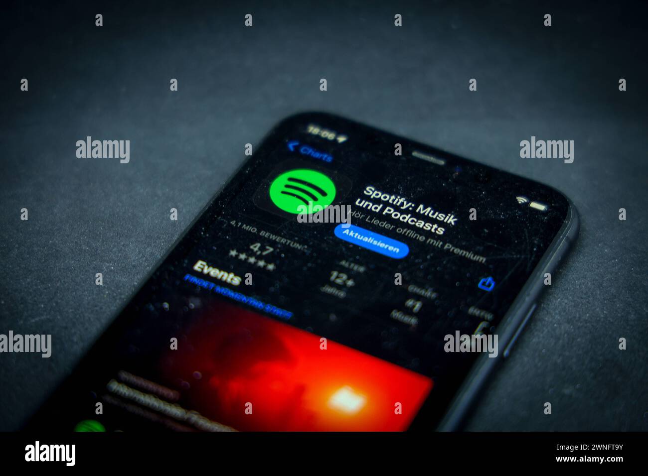 Spotify charts hi-res stock photography and images - Alamy