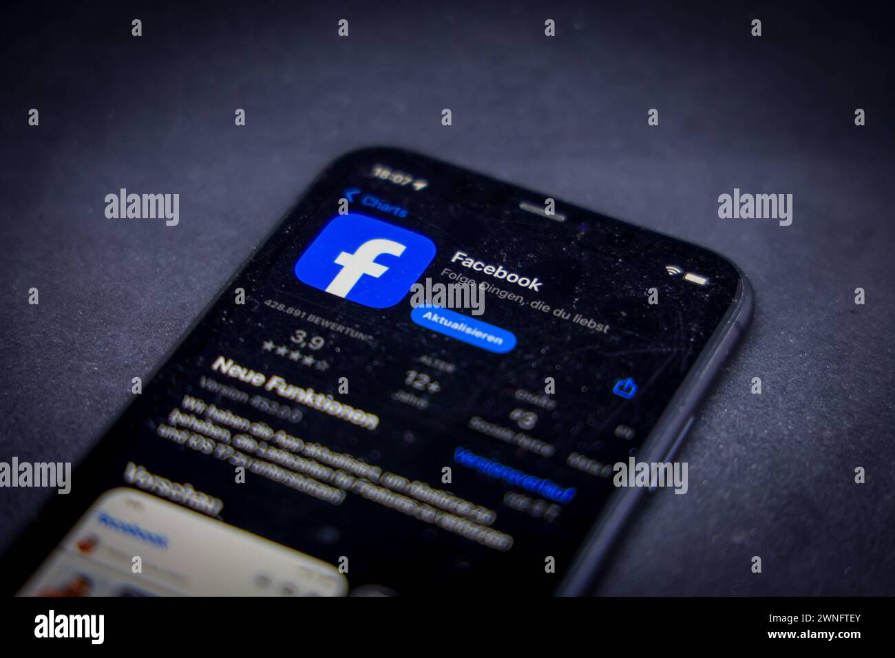 Apple App Store auf einem iPhone. Apps-Charts - gratis - Facebook ...