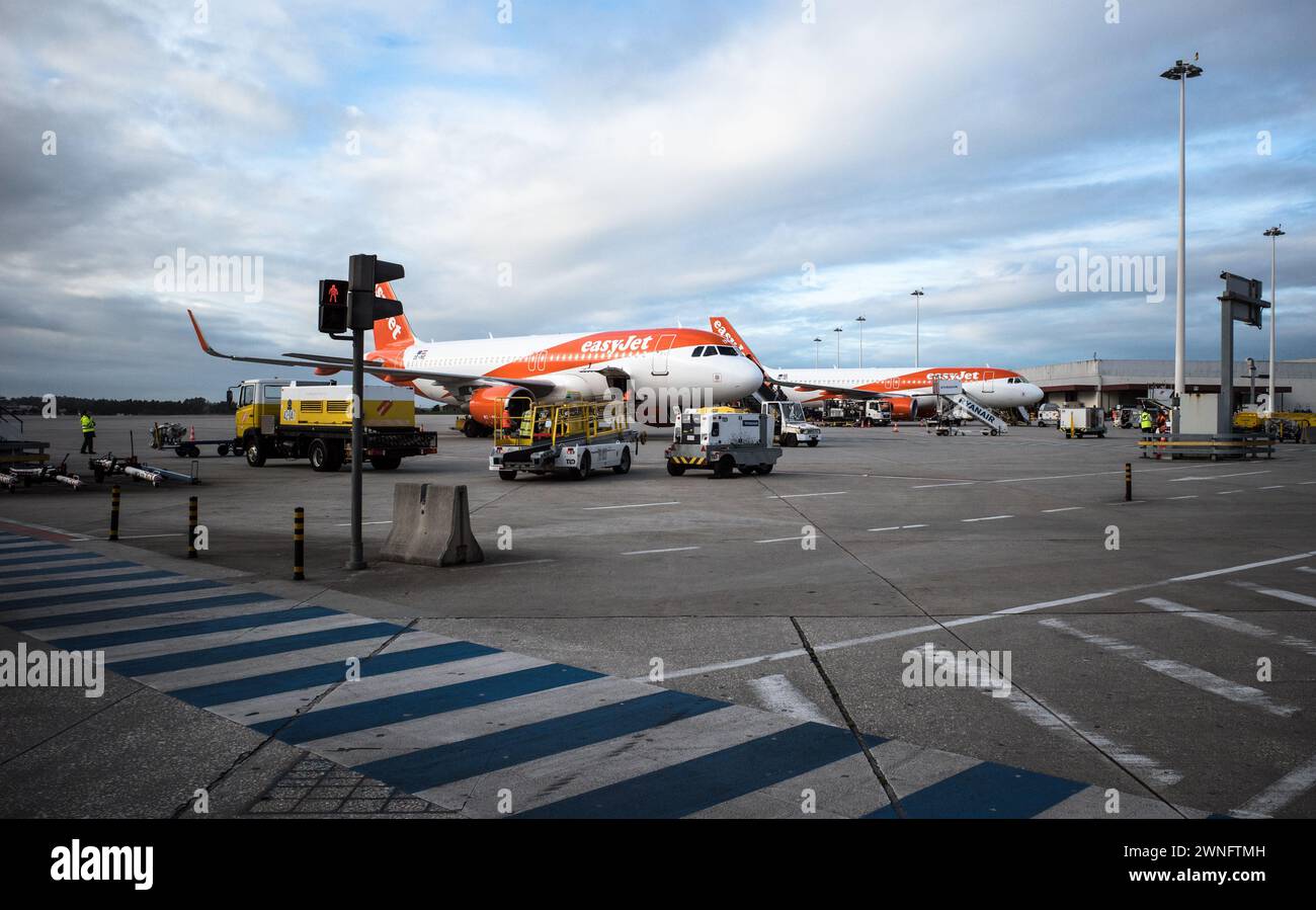 EASY JET PLANES TERMINAL - FUEL LOADING IN PORTO AIRPORT - PLANES ...