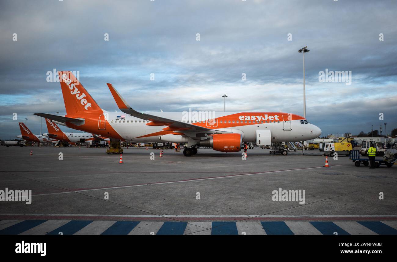 EASY JET PLANES TERMINAL - FUEL LOADING IN PORTO AIRPORT - PLANES ...
