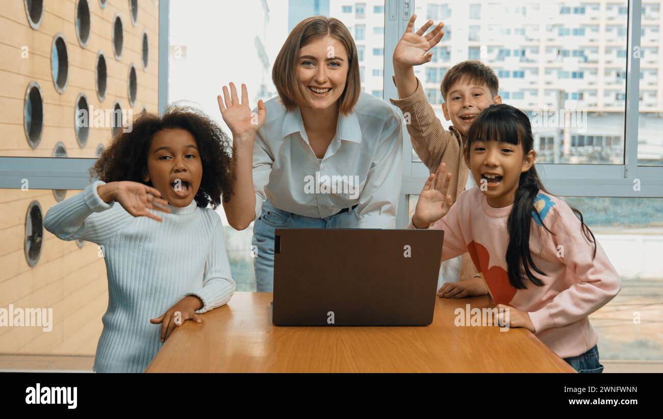 Children and waving goodbye hi-res stock photography and images - Alamy