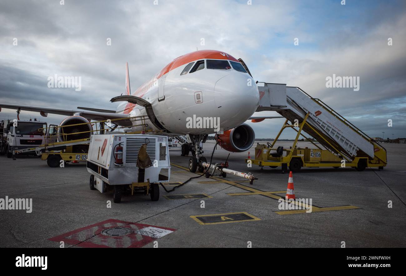 EASY JET PLANES TERMINAL - FUEL LOADING IN PORTO AIRPORT - PLANES ...