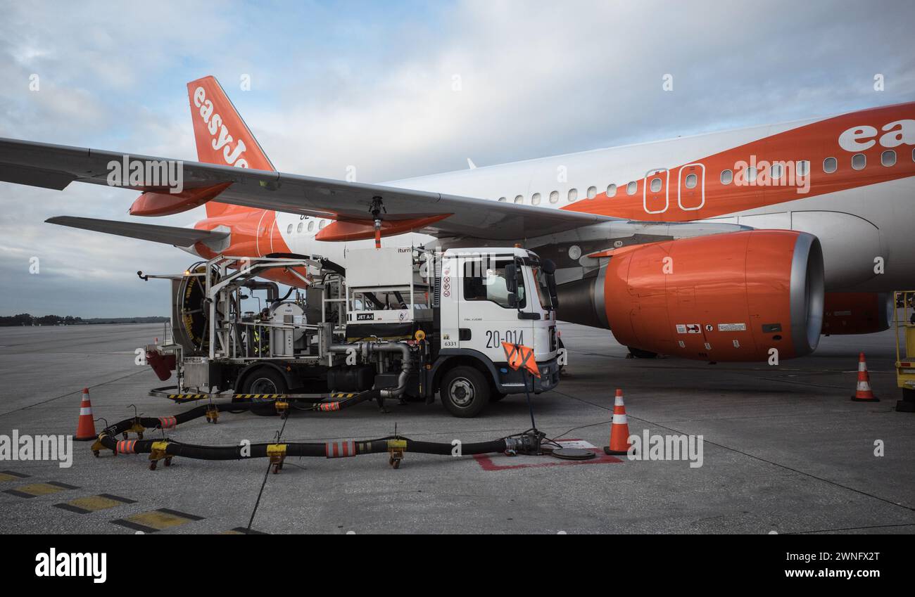 EASY JET PLANES TERMINAL - FUEL LOADING IN PORTO AIRPORT - PLANES ...