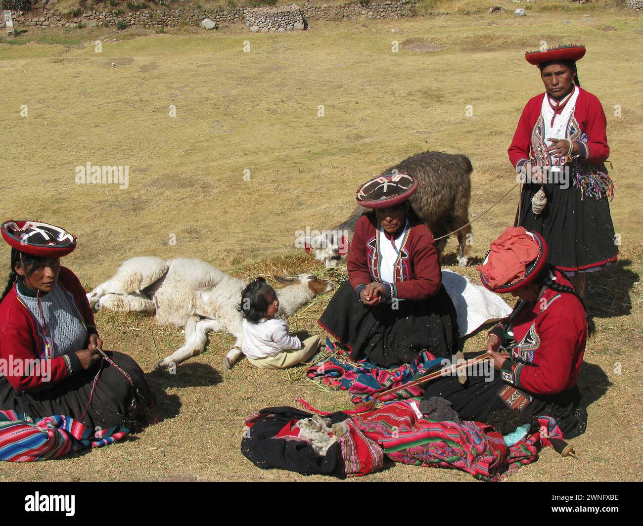 Quechua women hi-res stock photography and images - Alamy