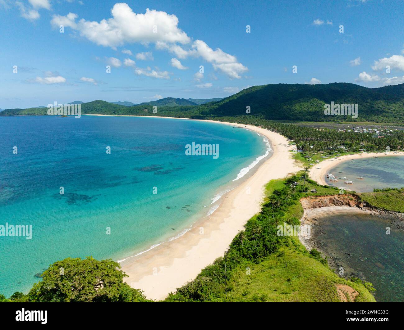 Clear turquoise water and sea waves on sands. Nacpan Beach. El Nido ...