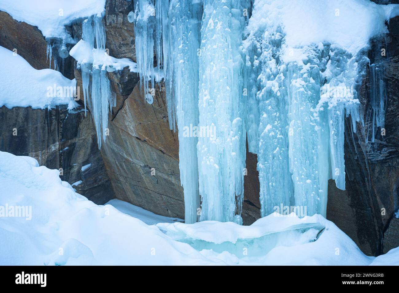 Icicles on a rock wall hi-res stock photography and images - Alamy