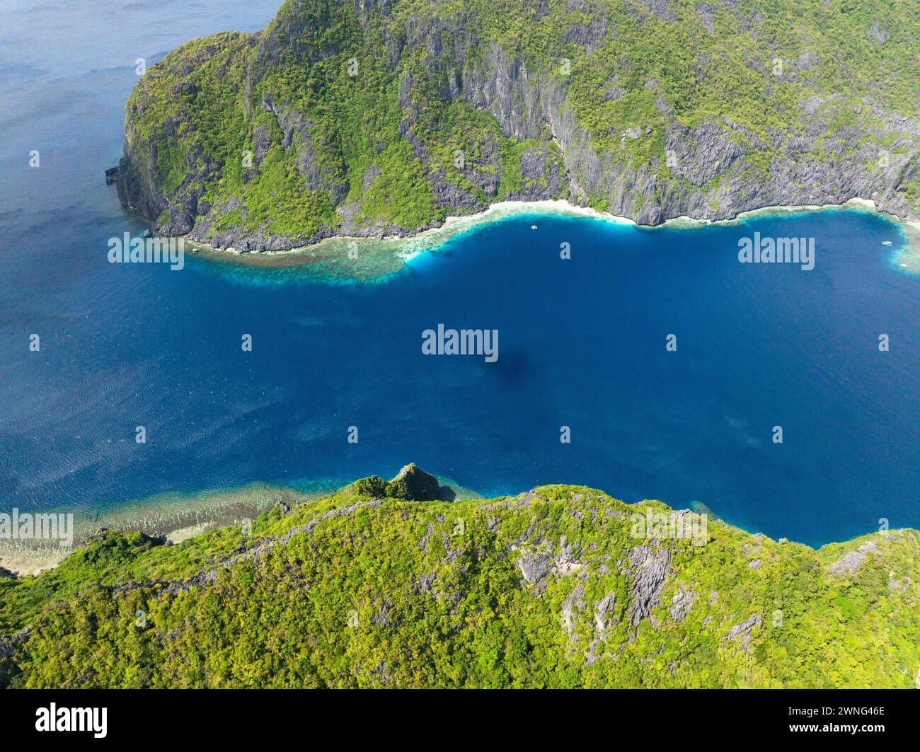 Tapiutan and Matinloc Island with blue sea. El Nido Palawan ...