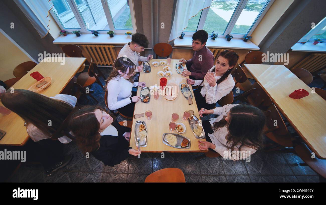 Children eating in the school cafeteria Stock Photo - Alamy
