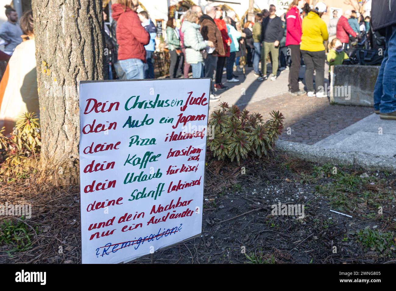 Plakate auf Demo für Demokratie, gegen rechts und gegen das Erstarken ...
