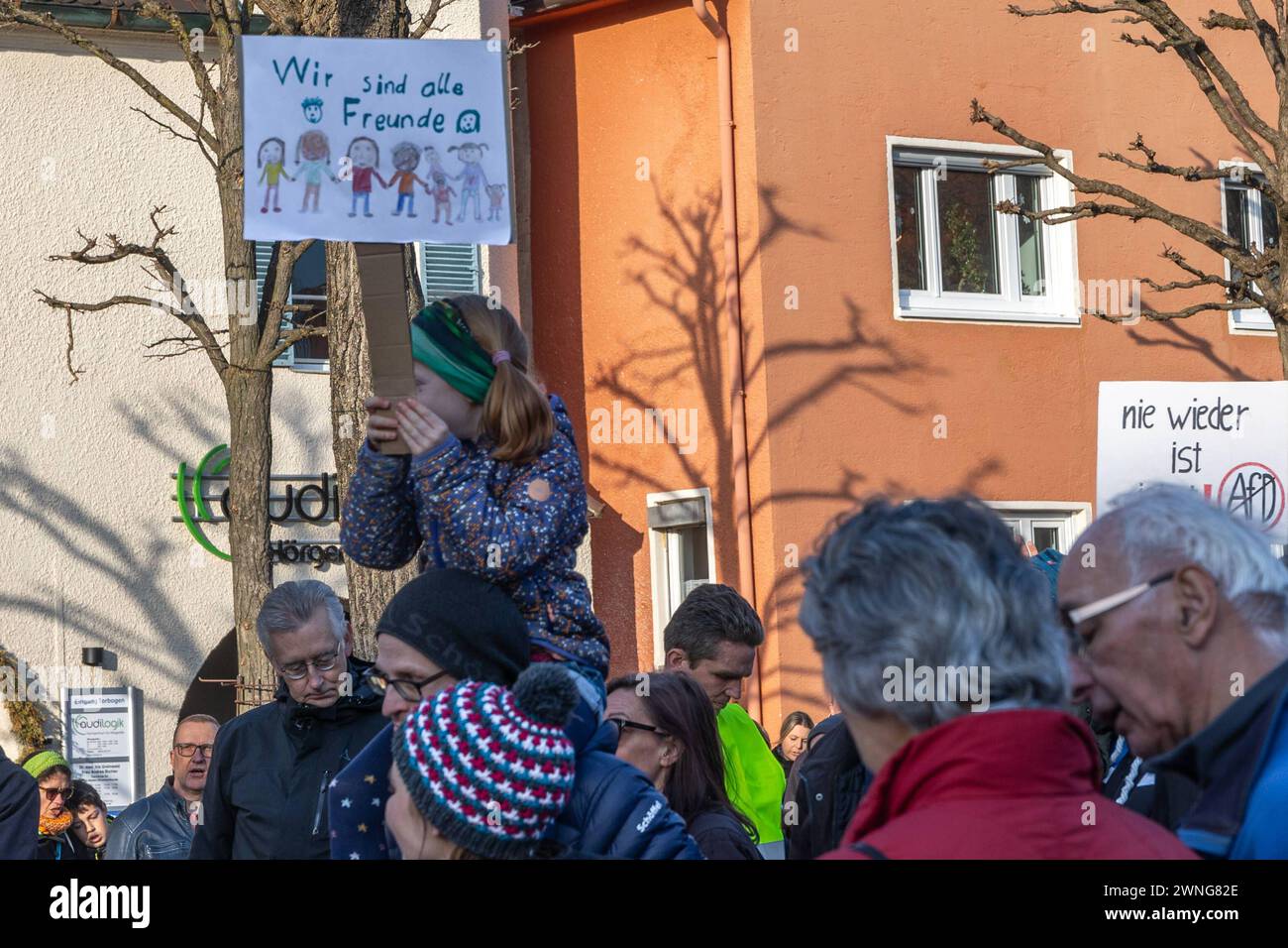 Plakate auf Demo für Demokratie, gegen rechts und gegen das Erstarken ...