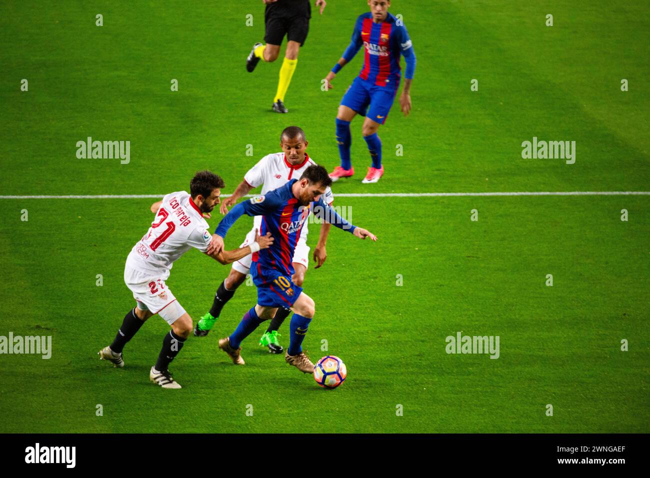 Lionel messi of barcelona shooting hi-res stock photography and images ...