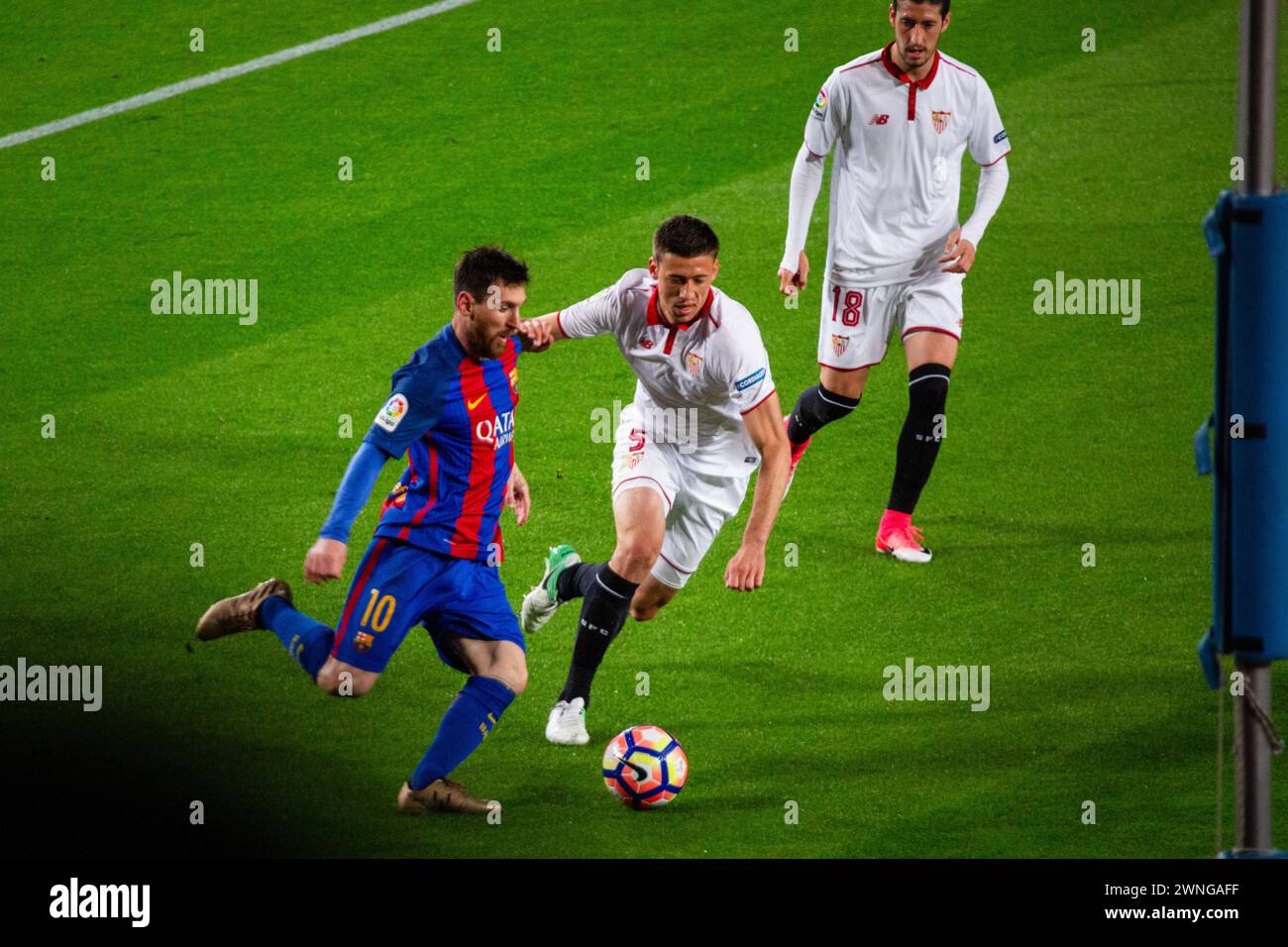Lionel messi of barcelona shooting hi-res stock photography and images ...