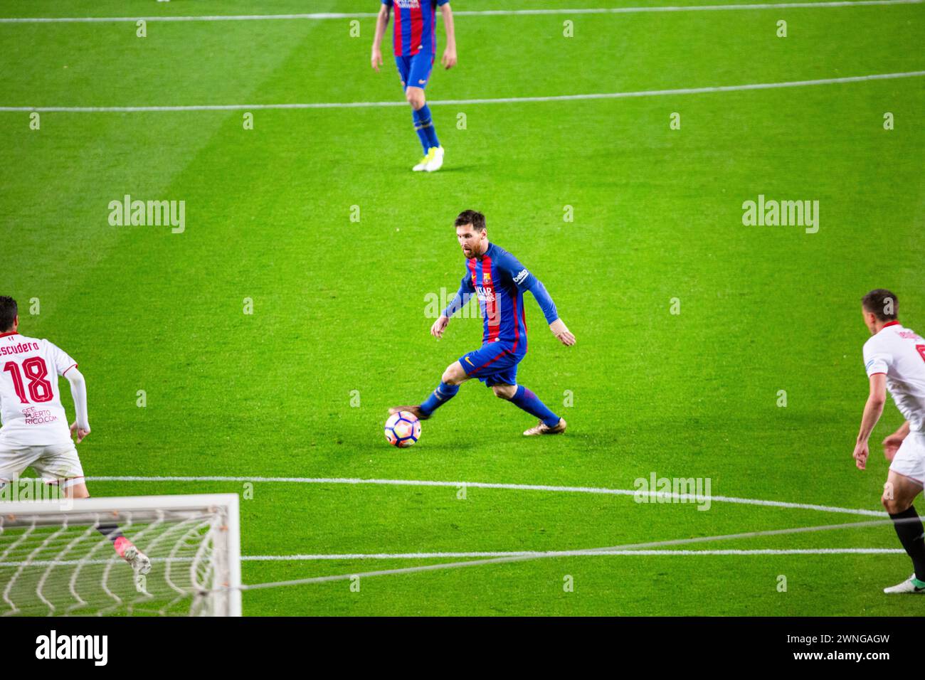 Lionel messi of barcelona shooting hi-res stock photography and images ...