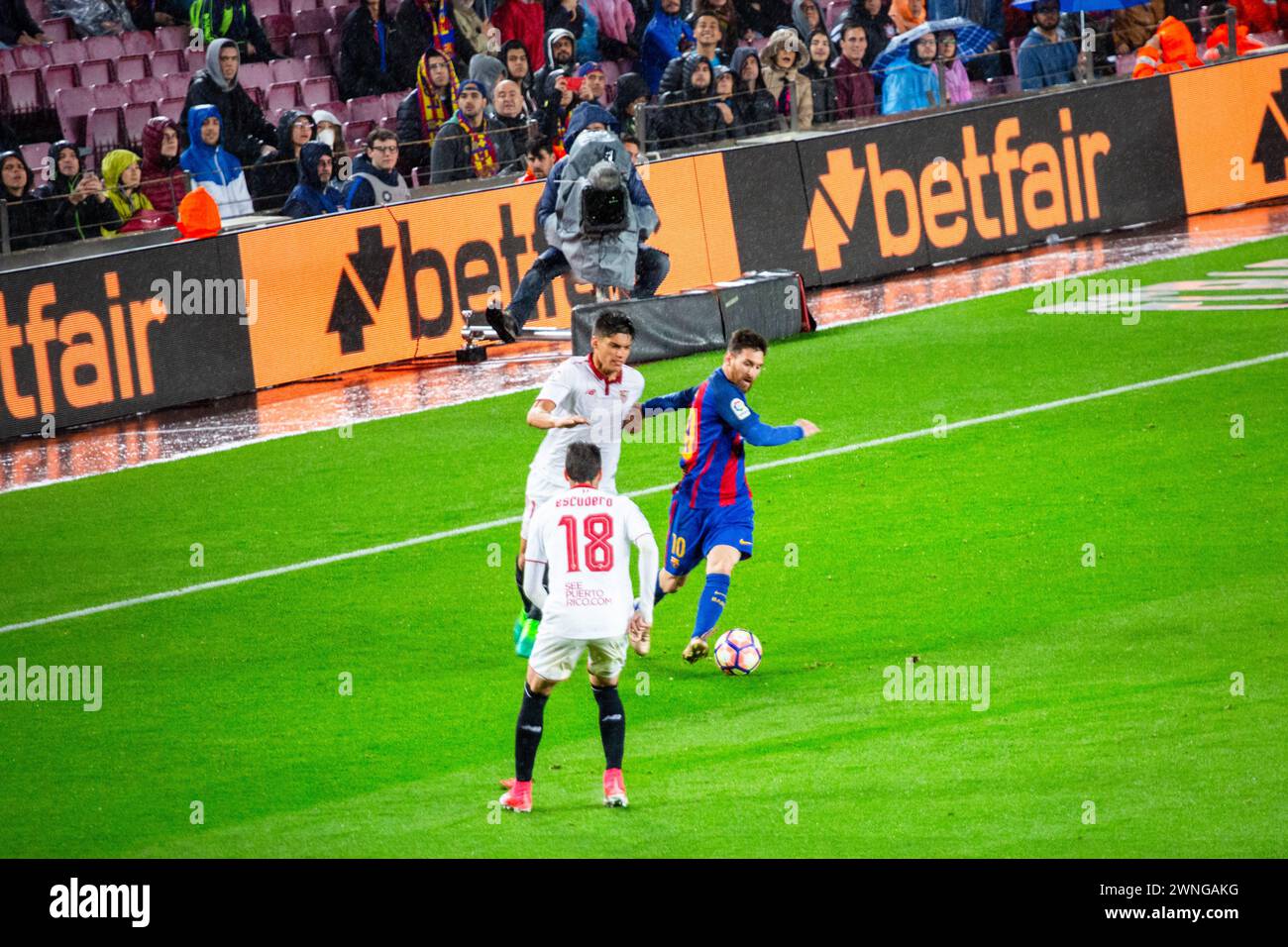 Lionel messi of barcelona shooting hi-res stock photography and images ...
