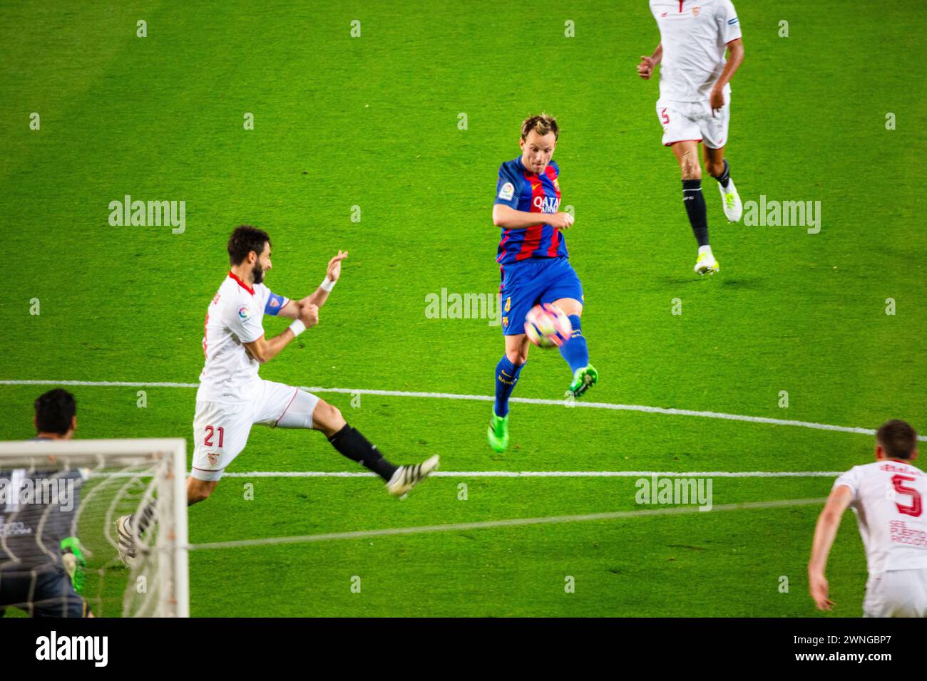 RAKITIC, FOUL, BARCELONA FC, 2017: Ivan Rakitić shoots past Nicolás ...