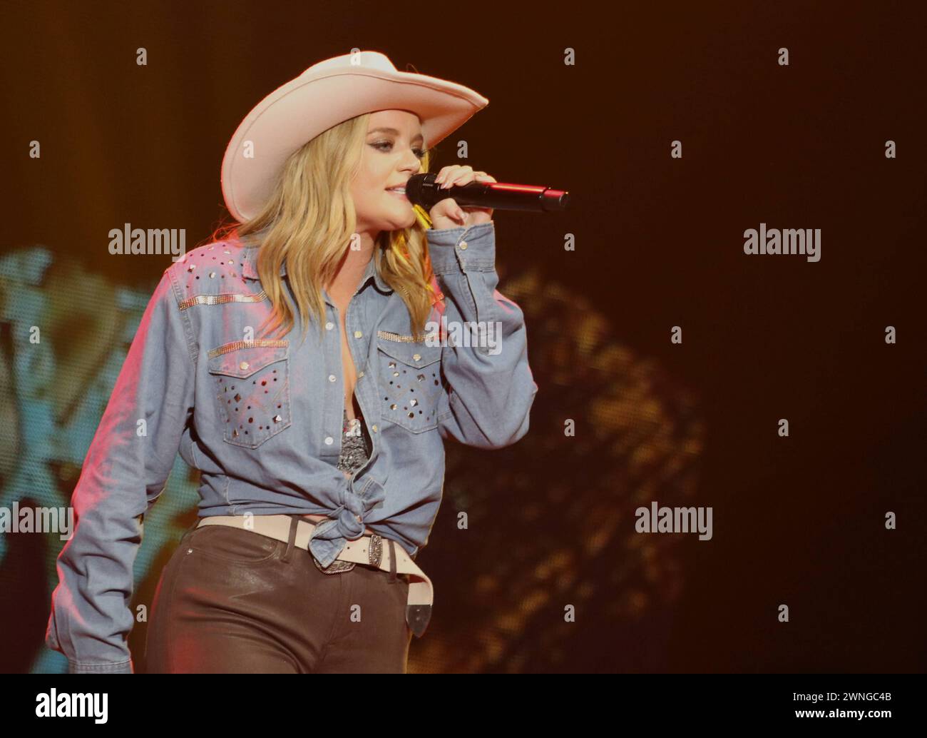 Countrysängerin Lauren Alaina beim C2C 2024 in Berlin Auftritt beim ...